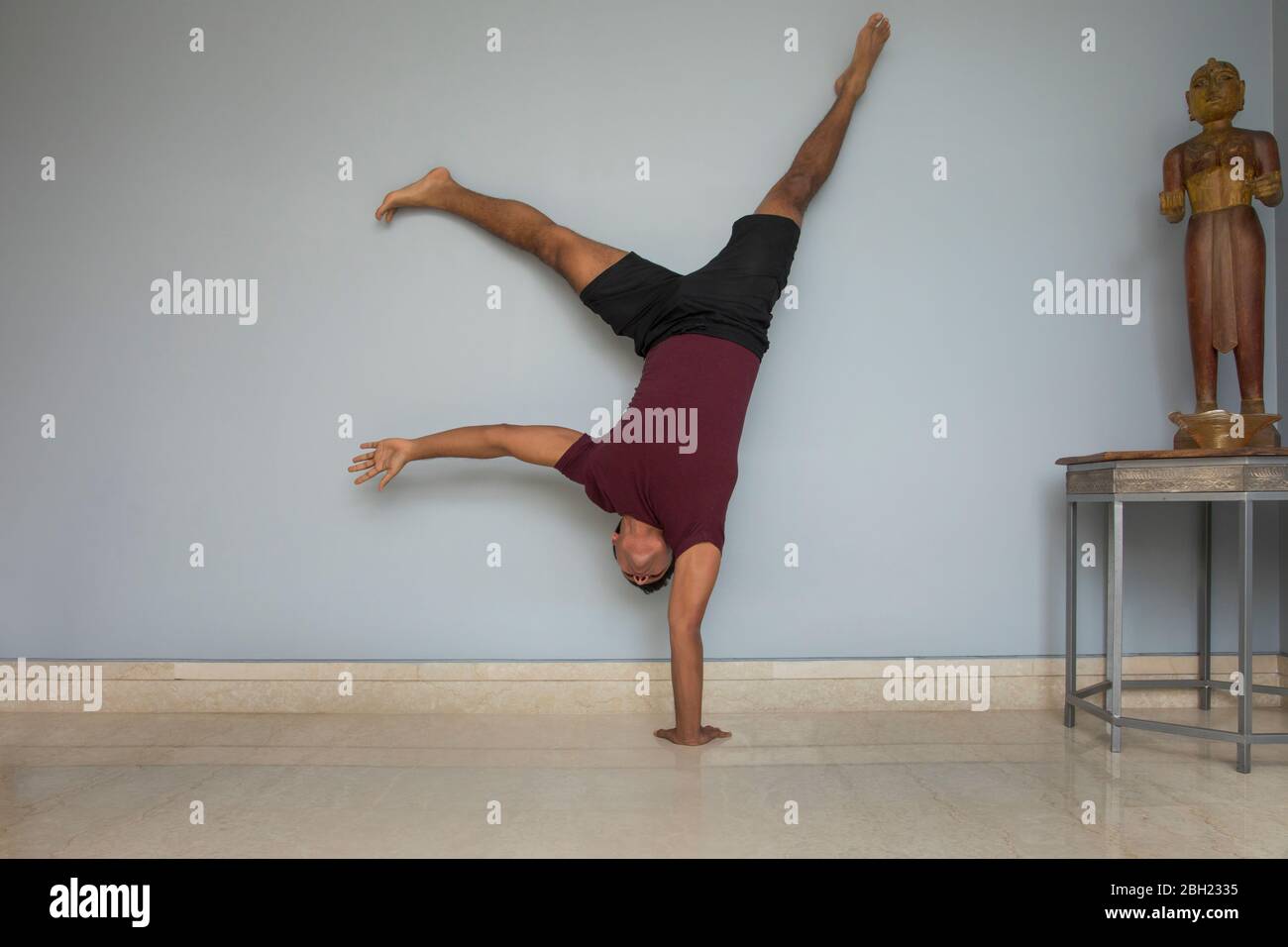 Handstand against wall hi-res stock photography and images - Alamy