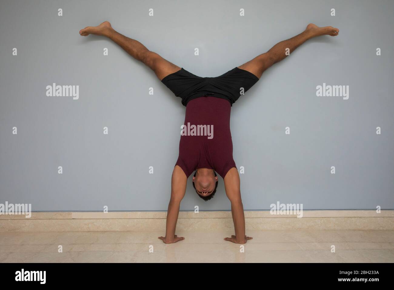 Handstand against wall hi-res stock photography and images - Alamy