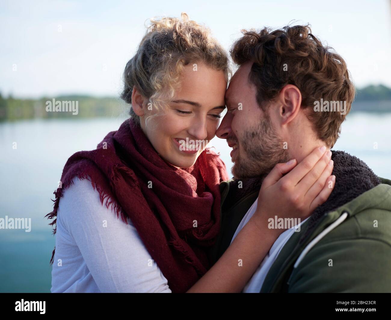 Couple kissing lake hi-res stock photography and images - Alamy