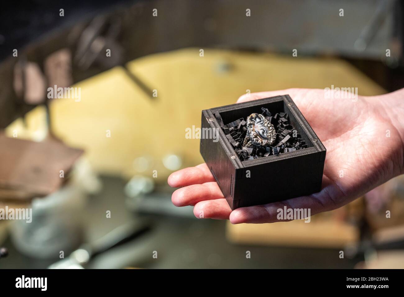 Female ring box hi-res stock photography and images - Alamy