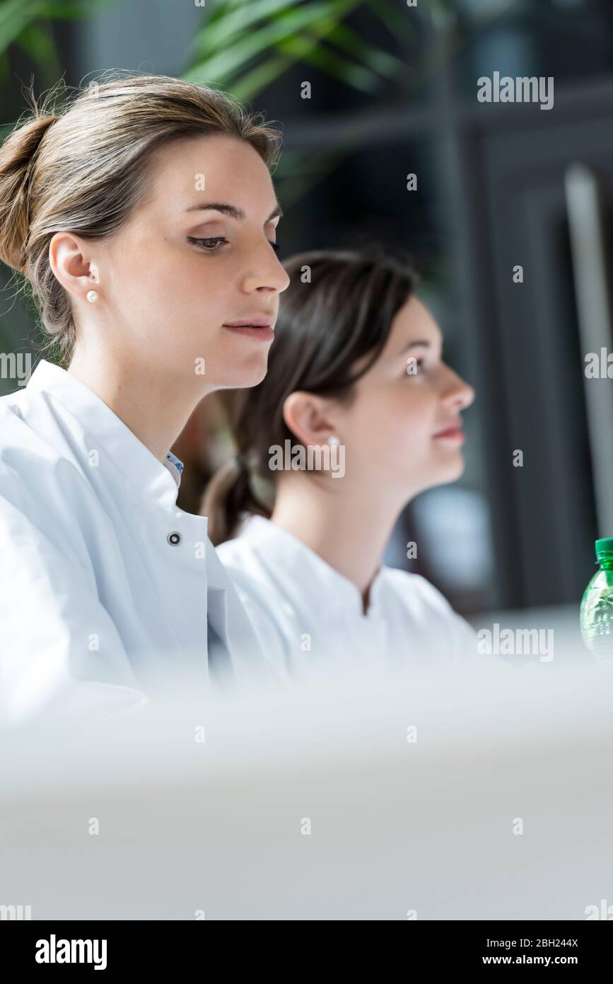 Doctors meeting in conference room hi-res stock photography and images ...