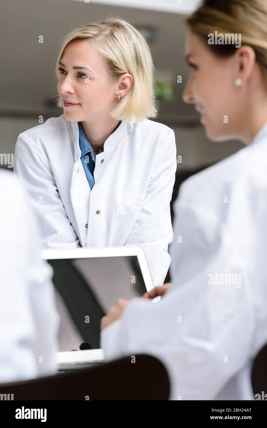 Group of doctors having a meeting hi-res stock photography and images ...