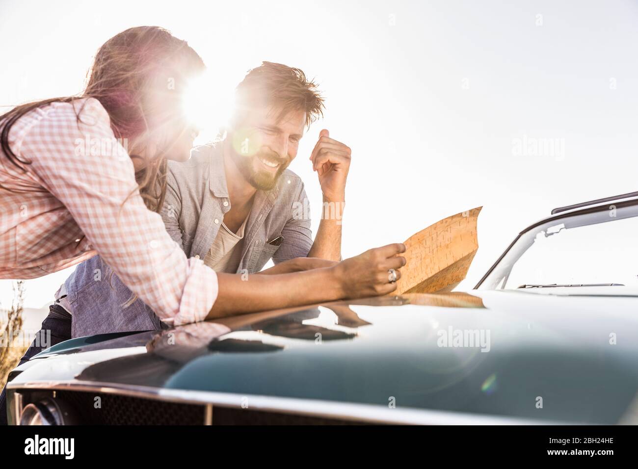 Reading a road map hi-res stock photography and images - Alamy