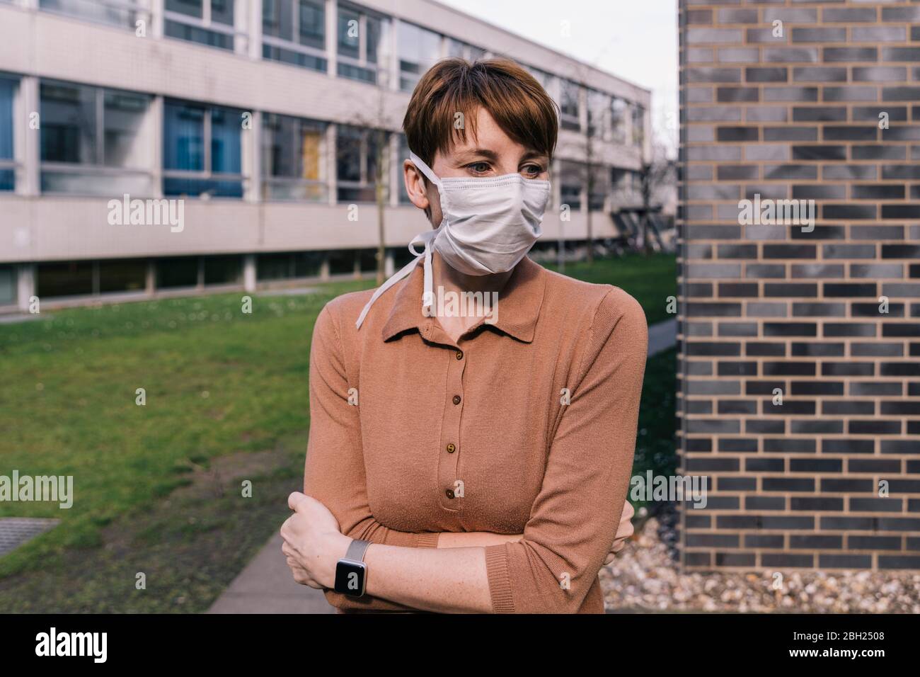 Wearing mask outdoors hi-res stock photography and images - Alamy