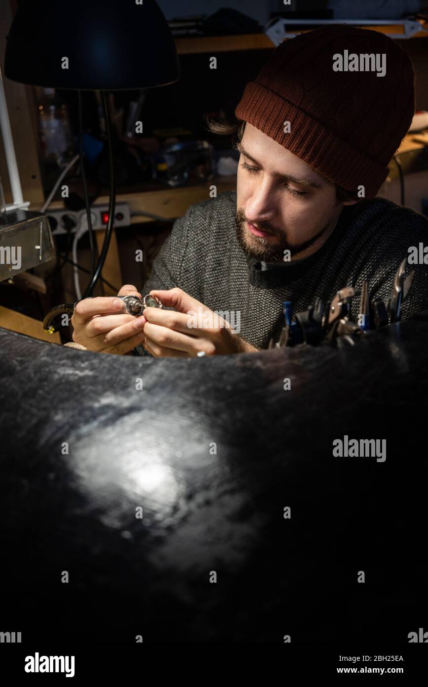 Goldsmith working on ring hi-res stock photography and images - Alamy