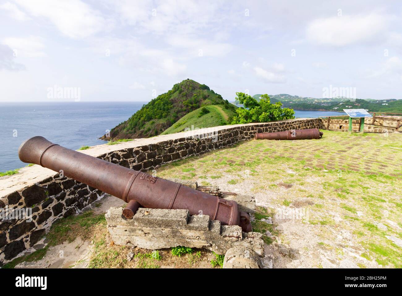 Cannon on fort top hi-res stock photography and images - Alamy