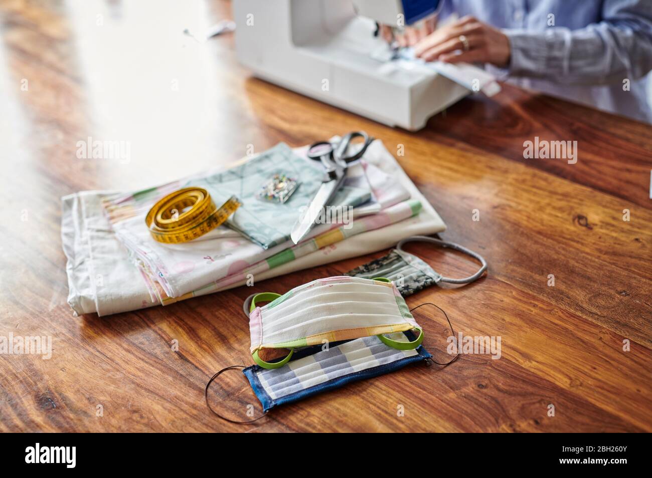 Scissors tape measure hi-res stock photography and images - Alamy