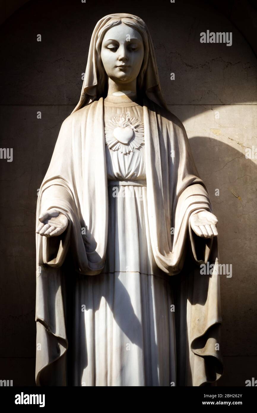 Statue of the Holy Mother Mary holding out her hands Stock Photo - Alamy