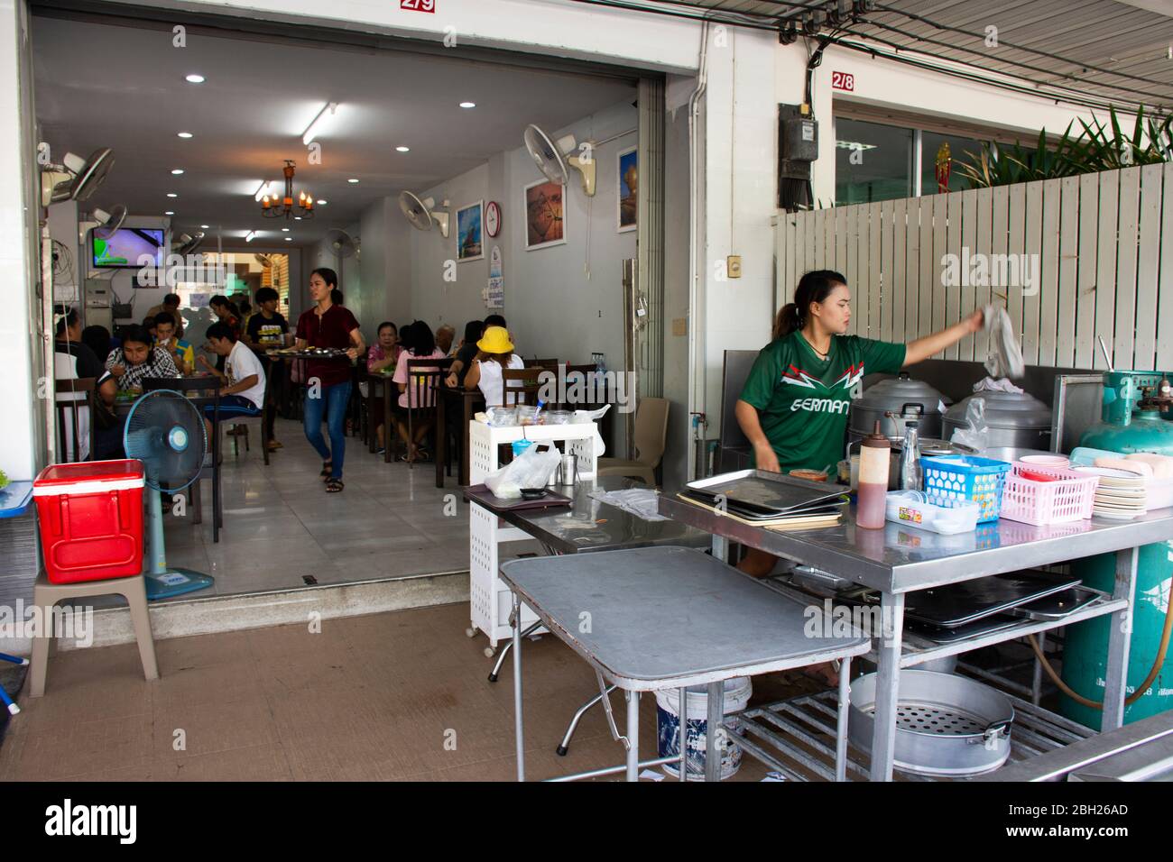 SONGKLA, THAILAND - AUGUST 17 : Thai people sale and cooking dim sum ...