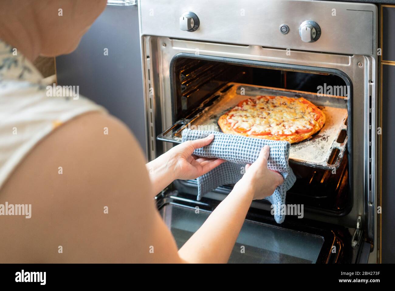 Taking food out of oven hi-res stock photography and images - Alamy