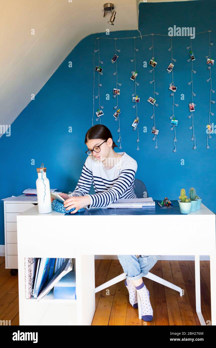 Girl desk homework hi-res stock photography and images - Alamy