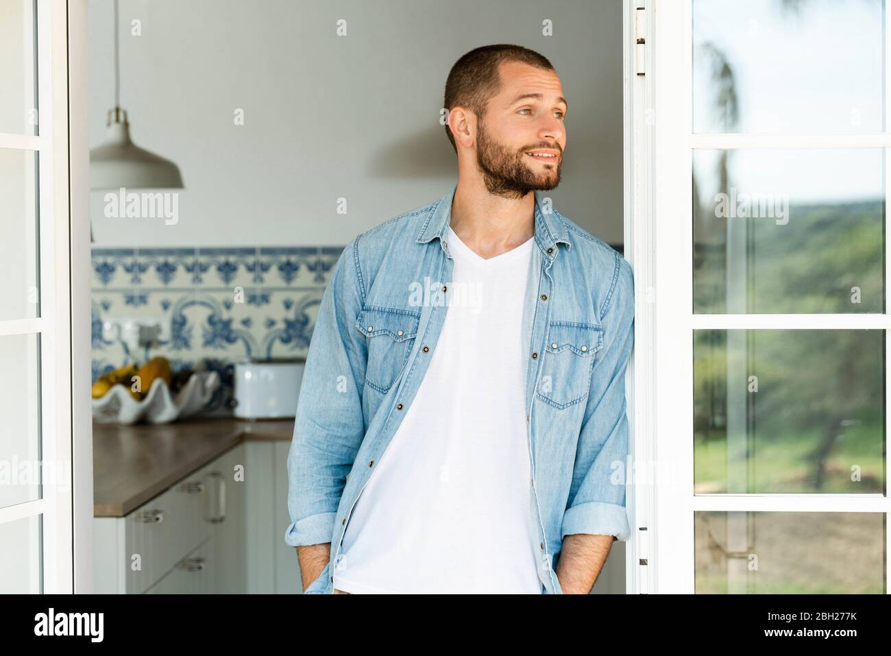 Standing outside door hi-res stock photography and images - Alamy