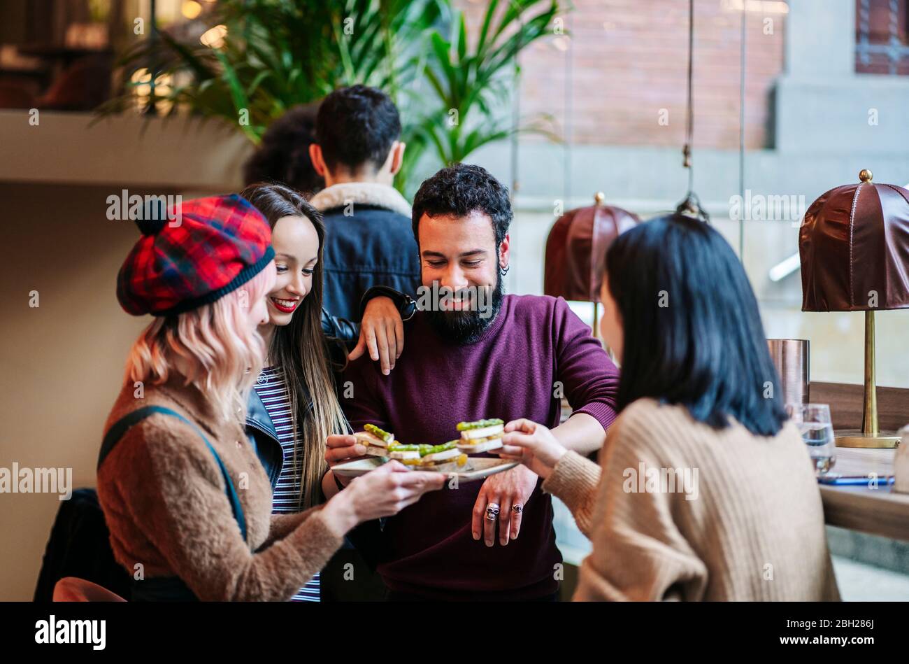 Sharing bar hi-res stock photography and images - Alamy