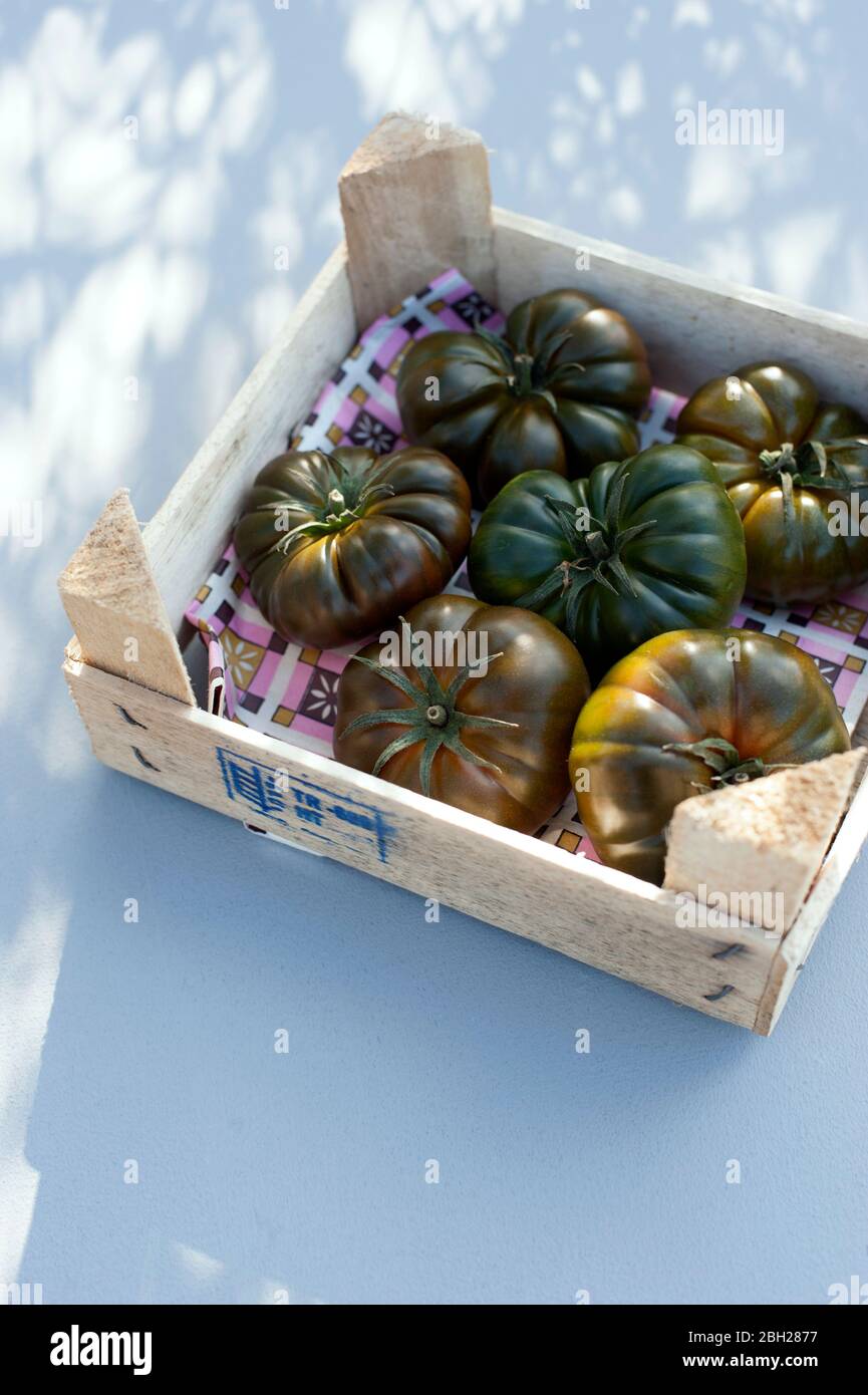 Tomatoes by the box hi-res stock photography and images - Alamy