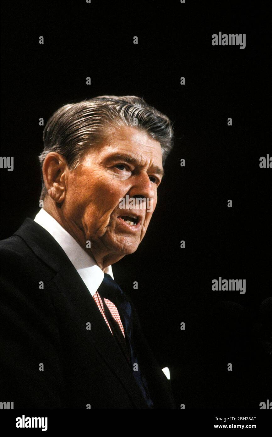 President reagan speaking hi-res stock photography and images - Alamy