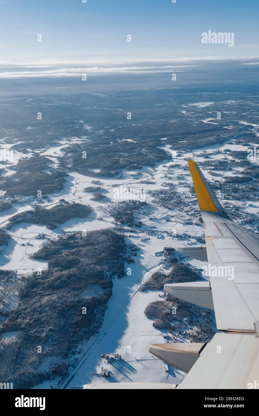 Aircraft flying over forest hi-res stock photography and images - Alamy