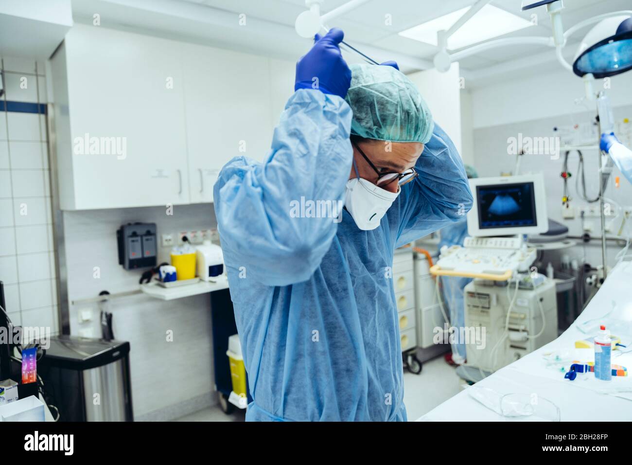 Doctor putting on ffp2 mask in emergency room of a hospital Stock Photo ...