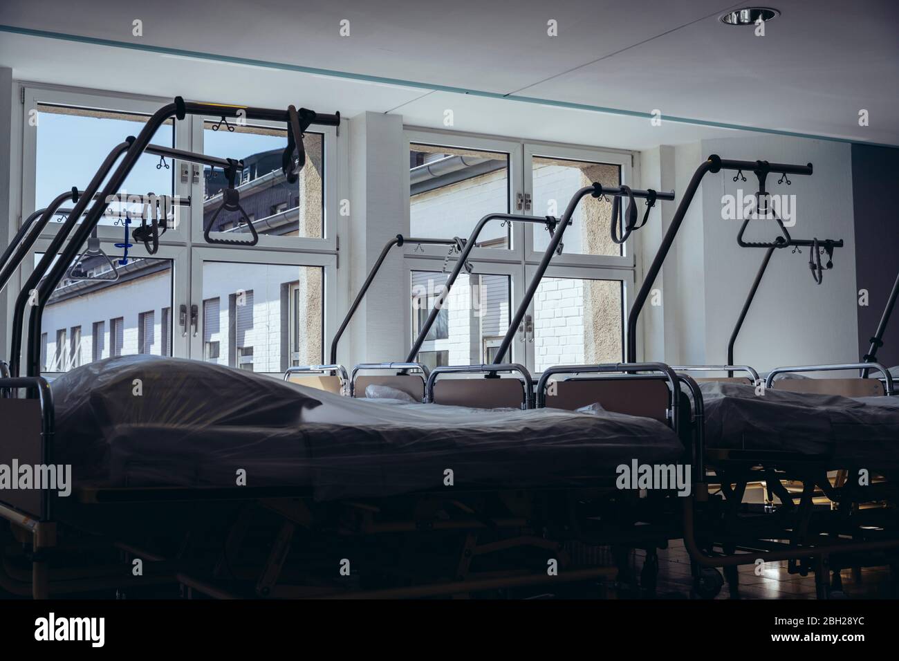 Row of beds hospital hi-res stock photography and images - Alamy