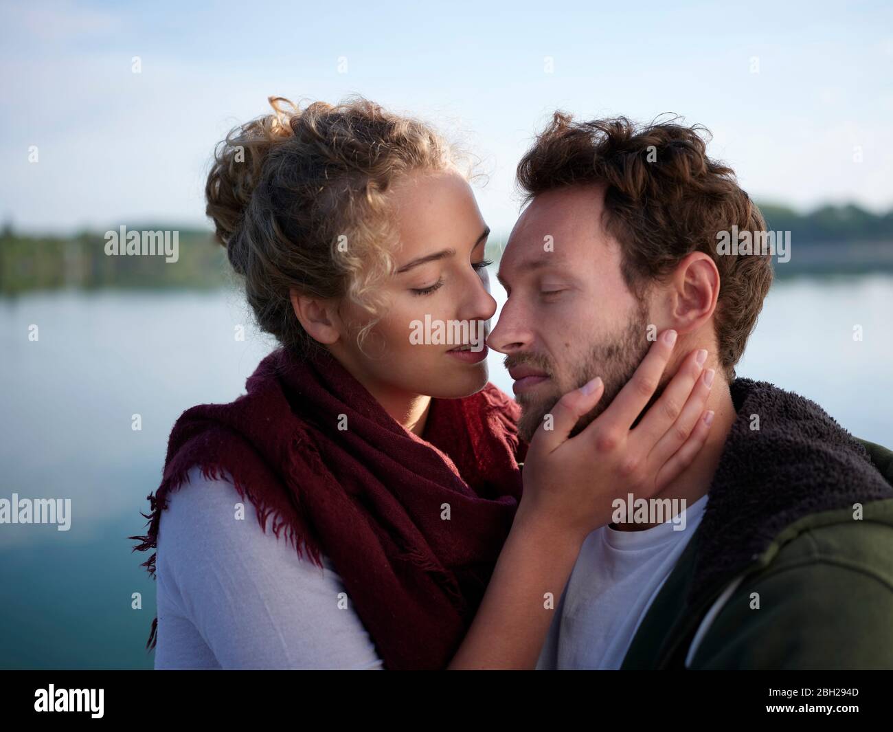 Couple kissing lake hi-res stock photography and images - Alamy