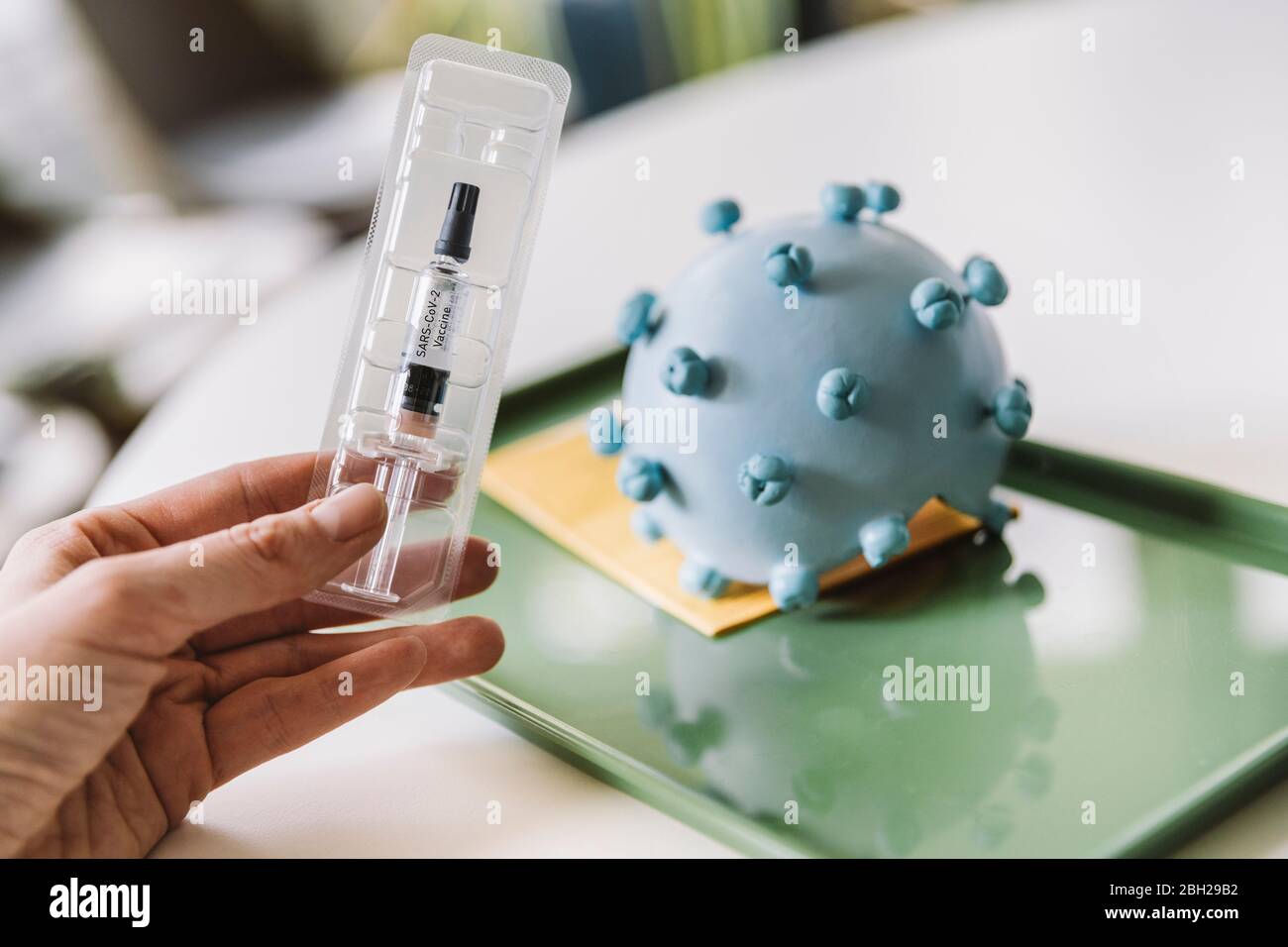 Hand holding flask hi-res stock photography and images - Alamy