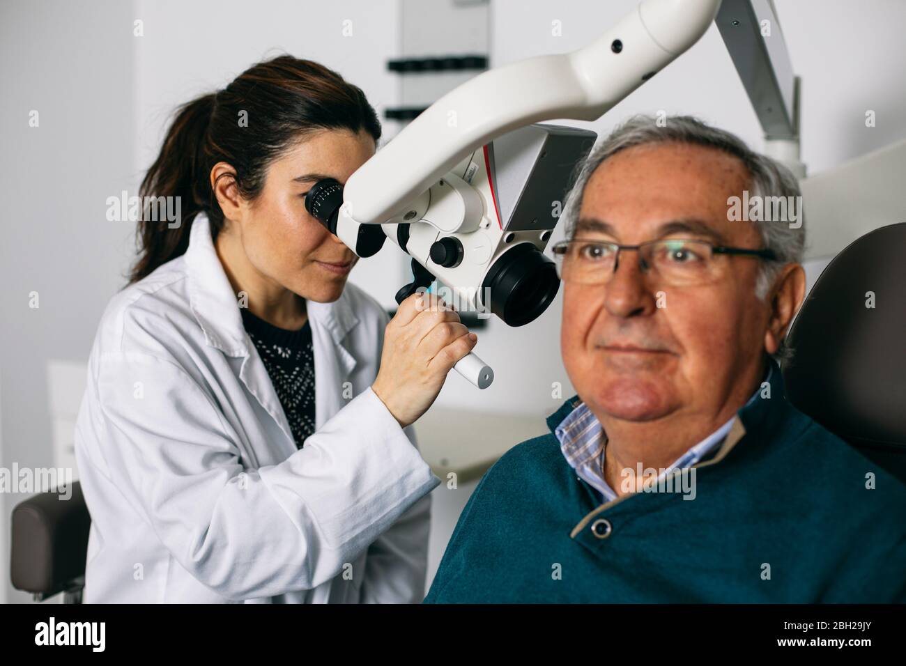 Physician man hi-res stock photography and images - Alamy