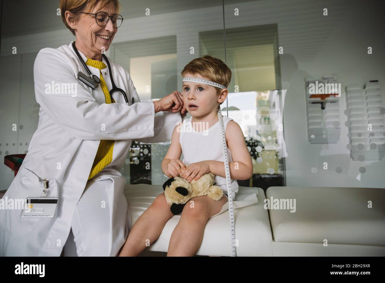 Pediatrician measuring extent of child’s head Stock Photo - Alamy
