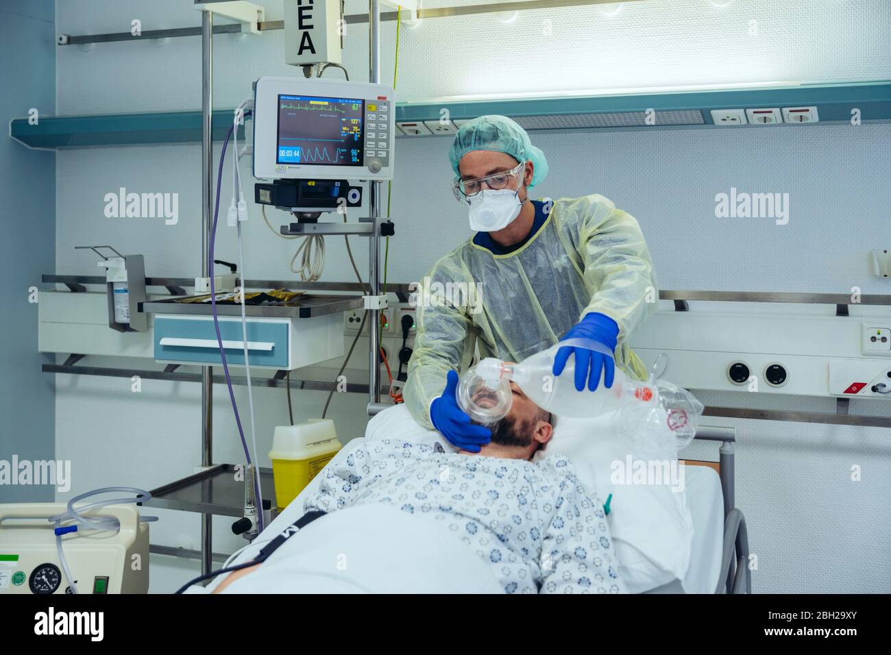 Bag valve mask hi-res stock photography and images - Alamy