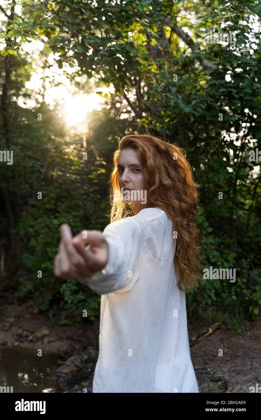 Reaching out and hands hi-res stock photography and images - Alamy