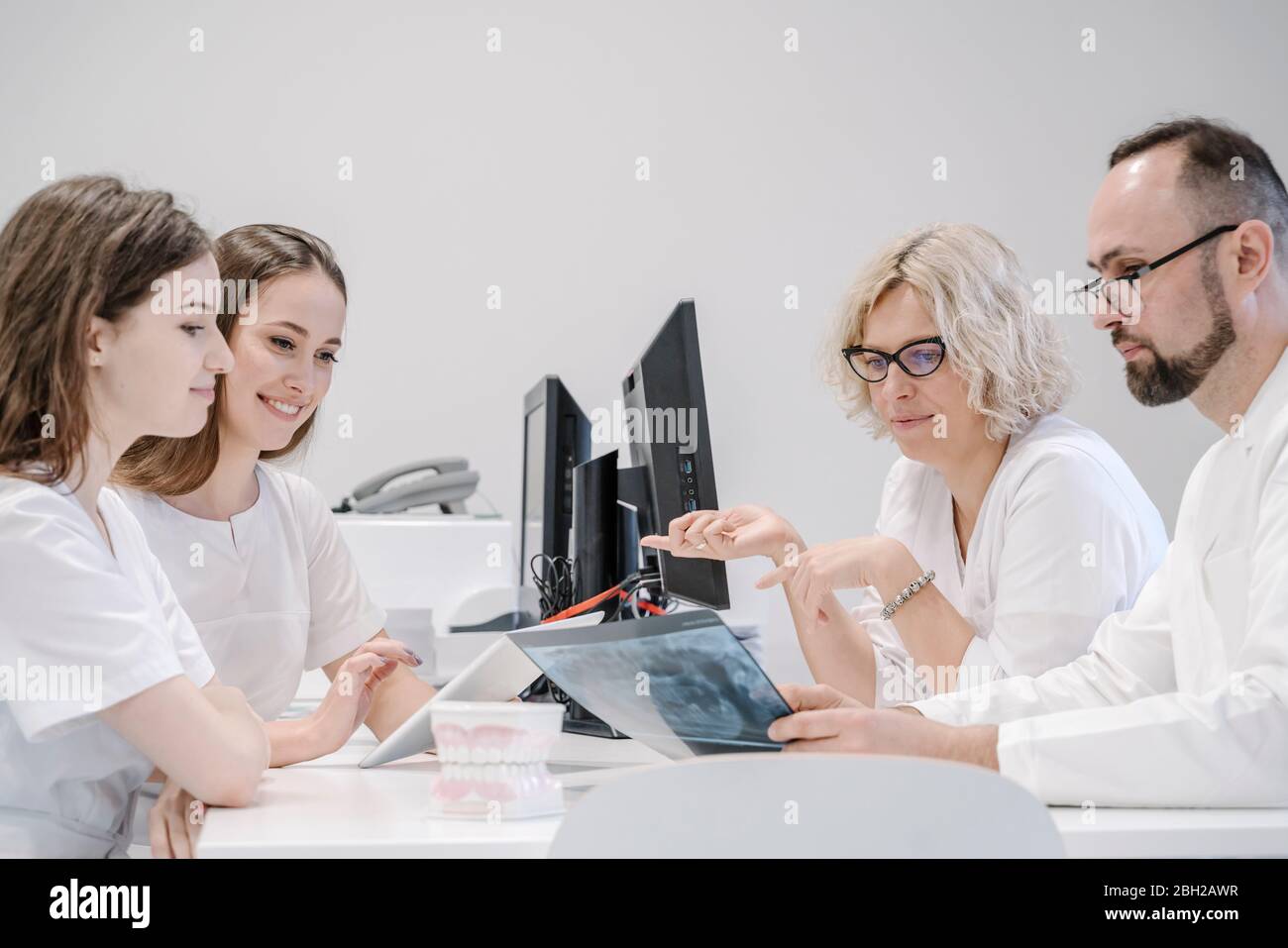 Dentists talking ray results hi-res stock photography and images - Alamy