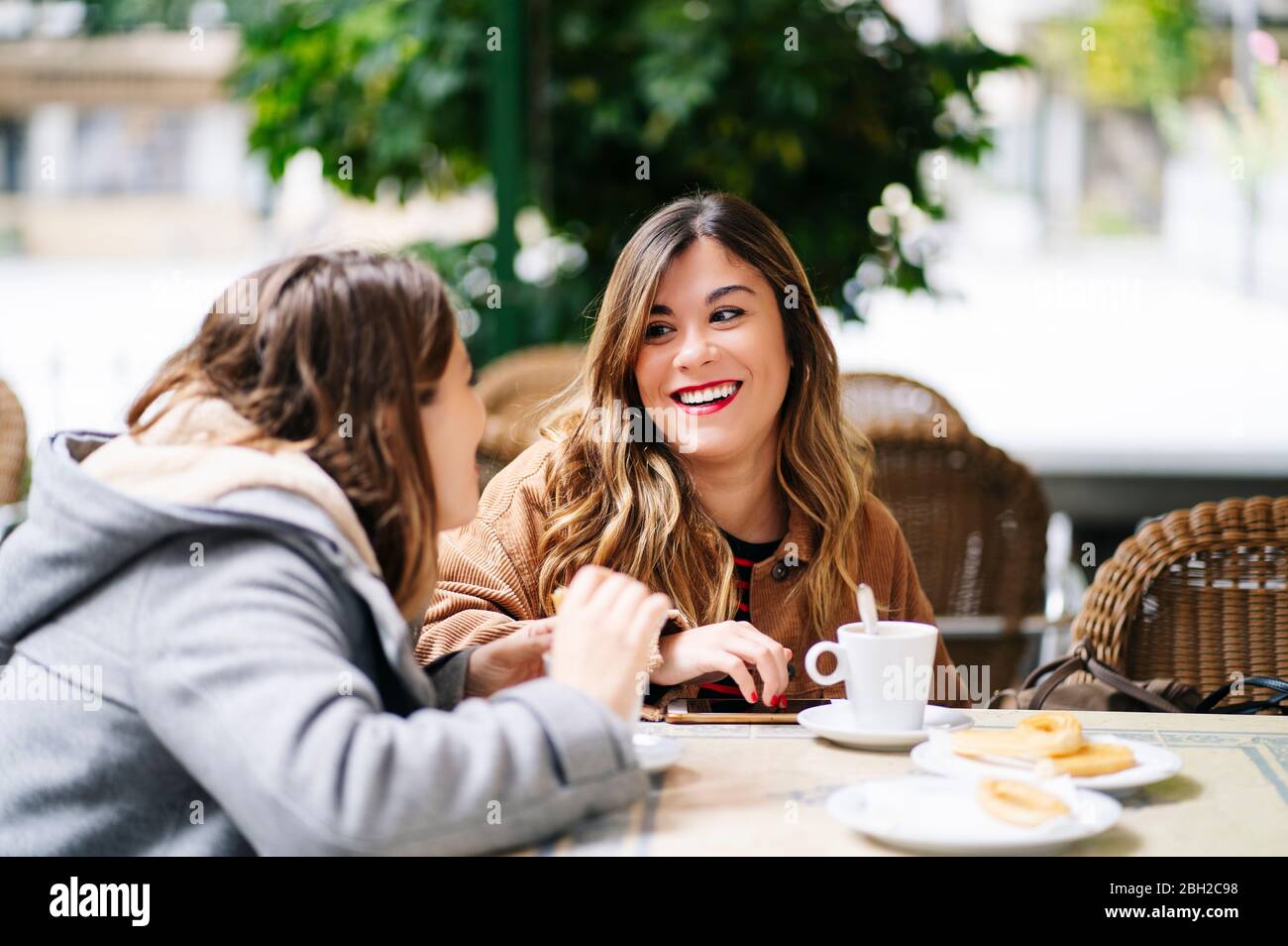 Two people talking cafe hi-res stock photography and images - Alamy