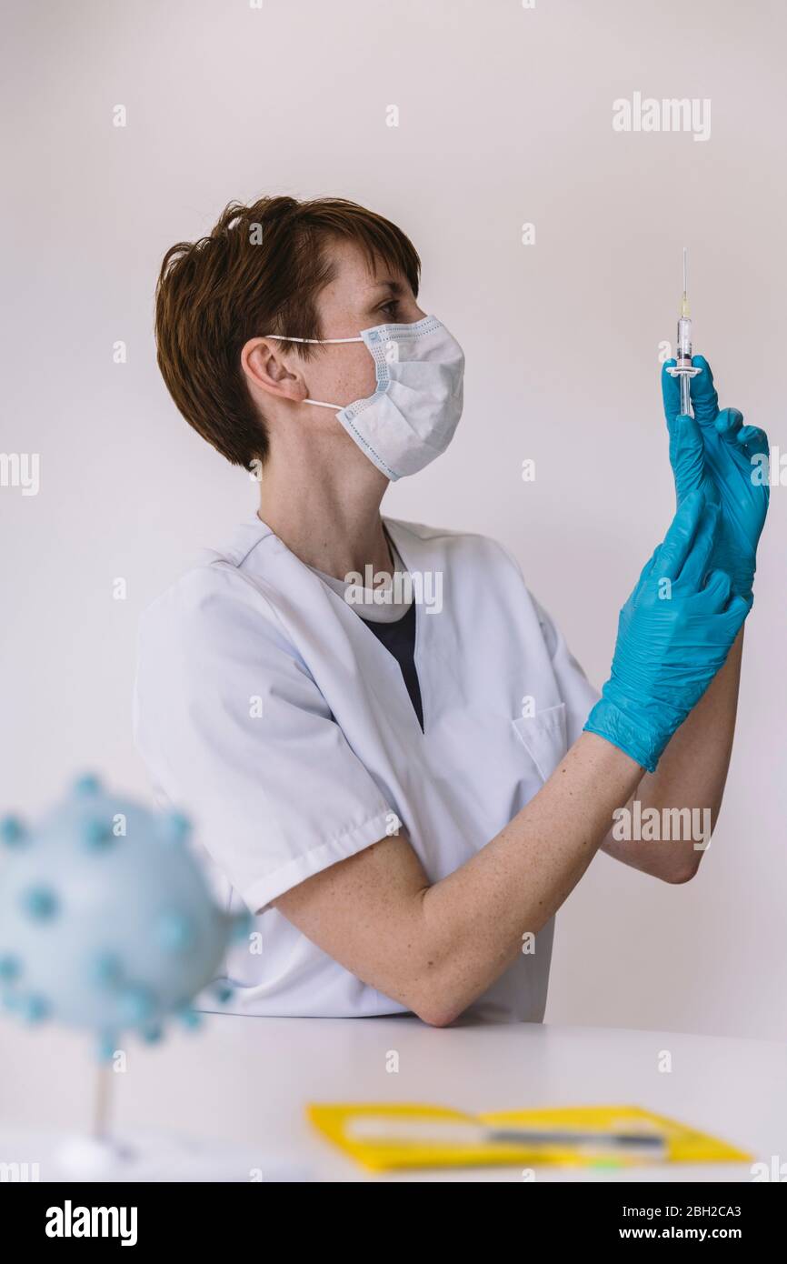 Nurse preparing injection hi-res stock photography and images - Alamy