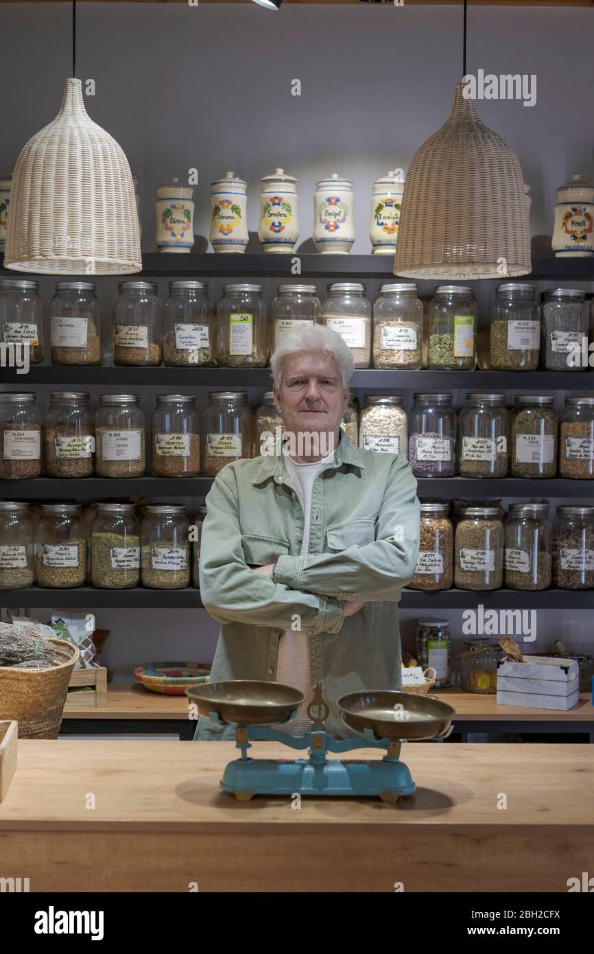 Man behind counter hi-res stock photography and images - Alamy