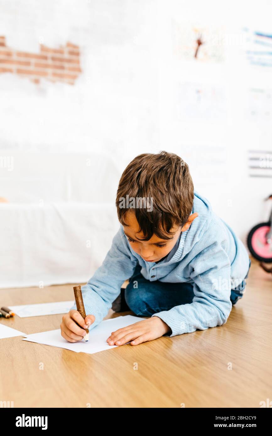 Children drawing floor hi-res stock photography and images - Alamy