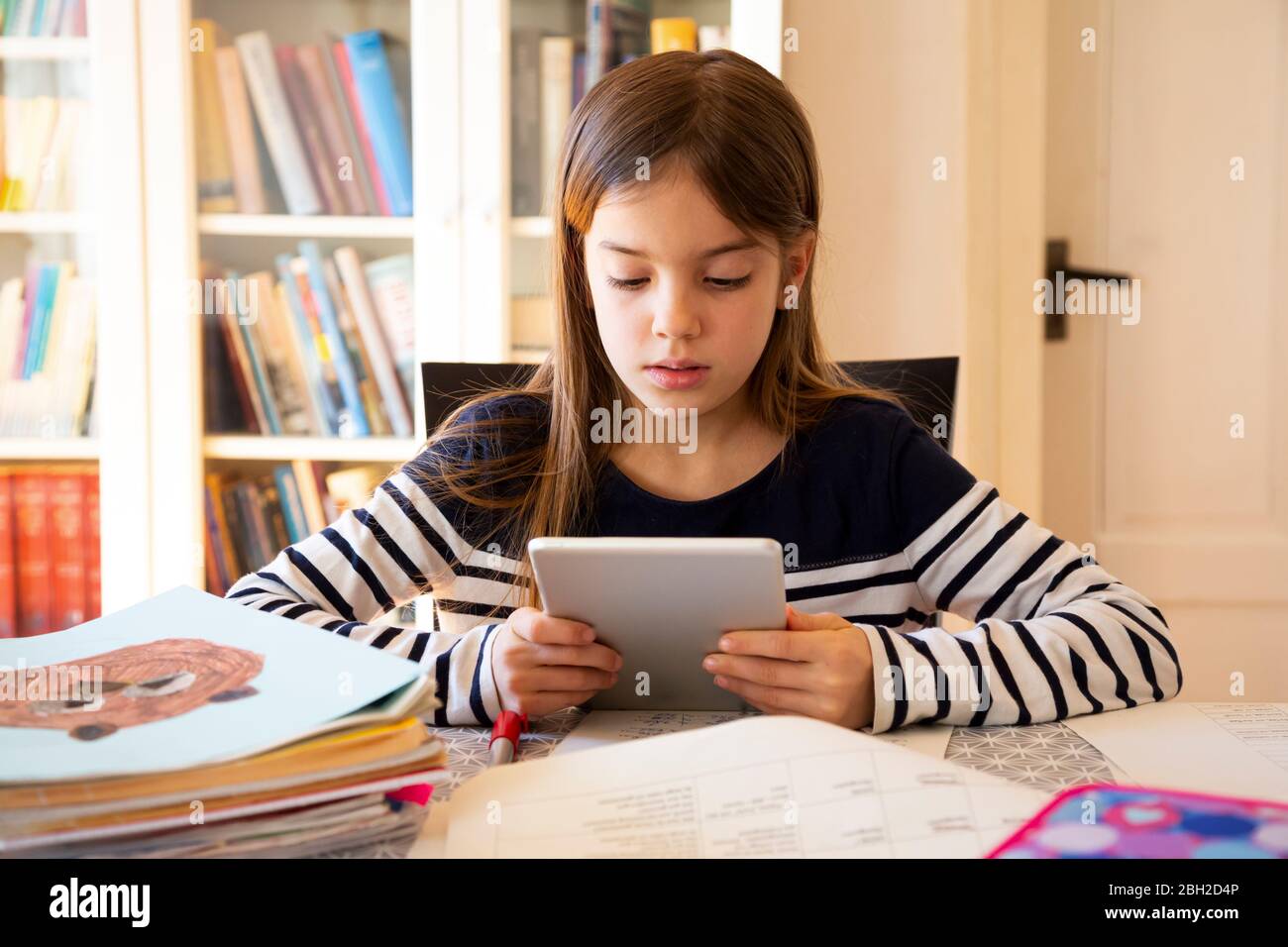 Girl doing homework computer hi-res stock photography and images - Alamy