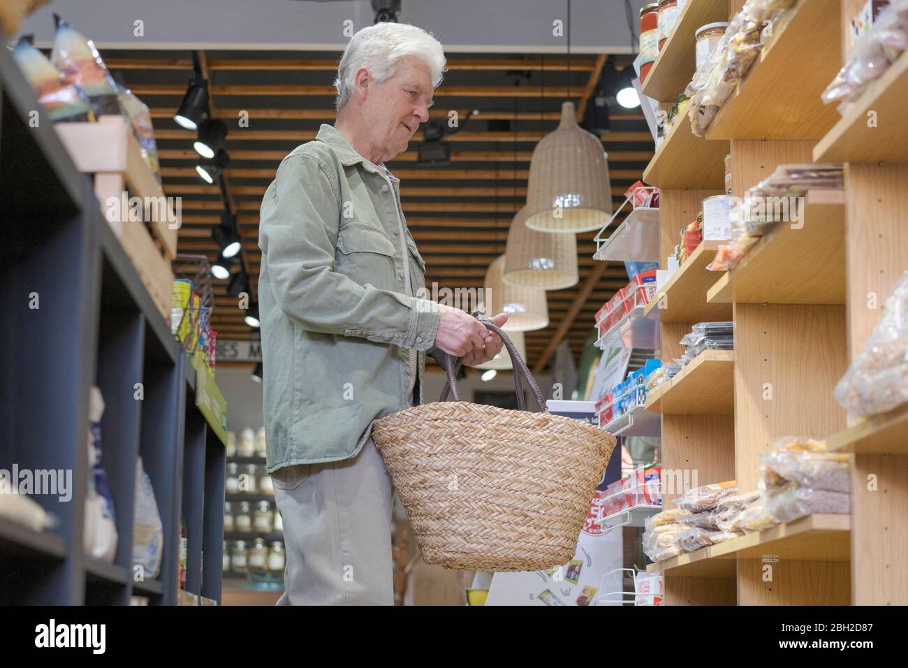 Man shopping in small hi-res stock photography and images - Alamy