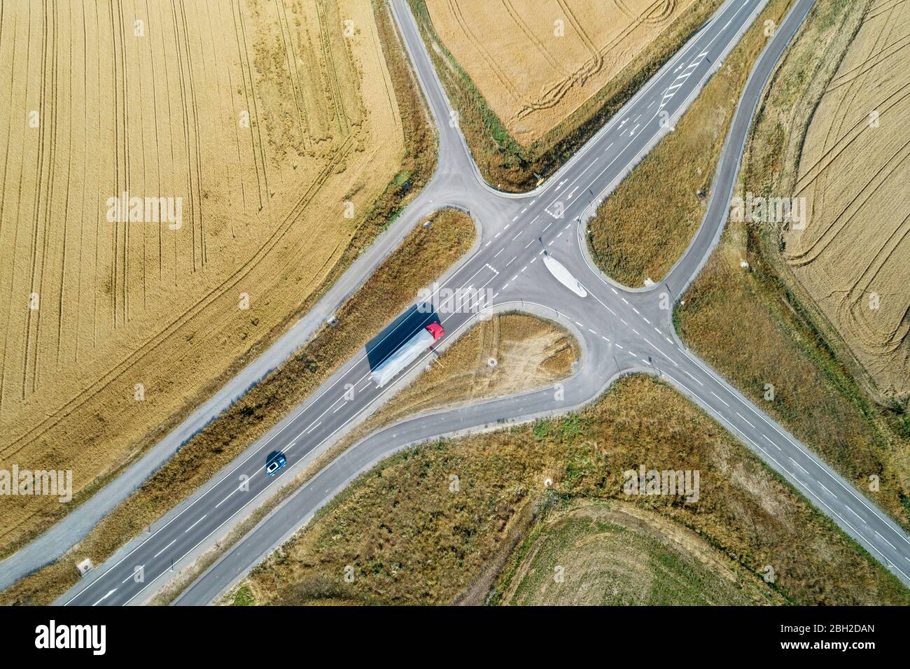 Country road intersection hi-res stock photography and images - Alamy