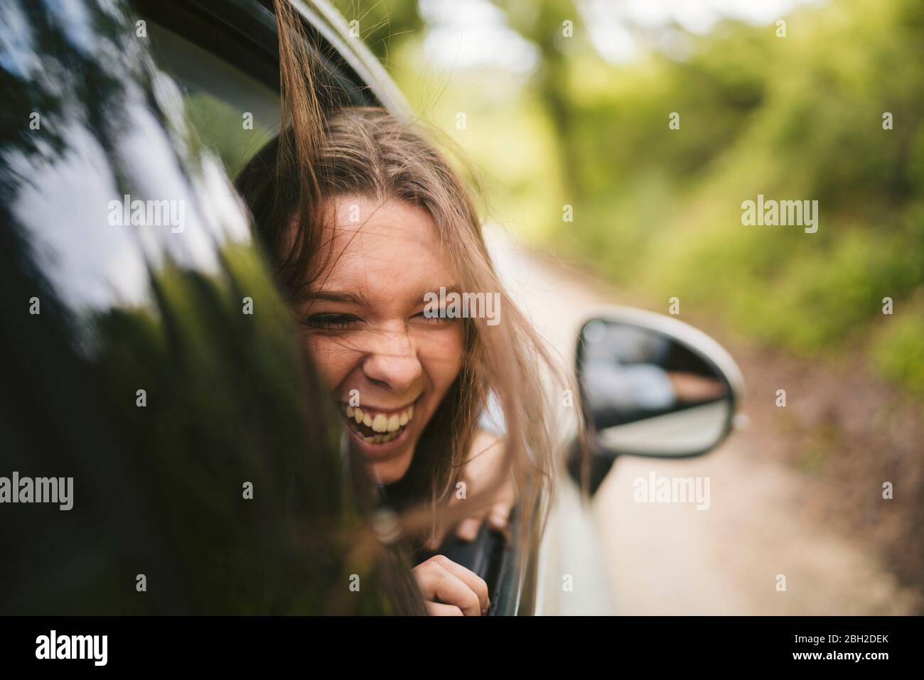 Leaning into car window hi-res stock photography and images - Alamy