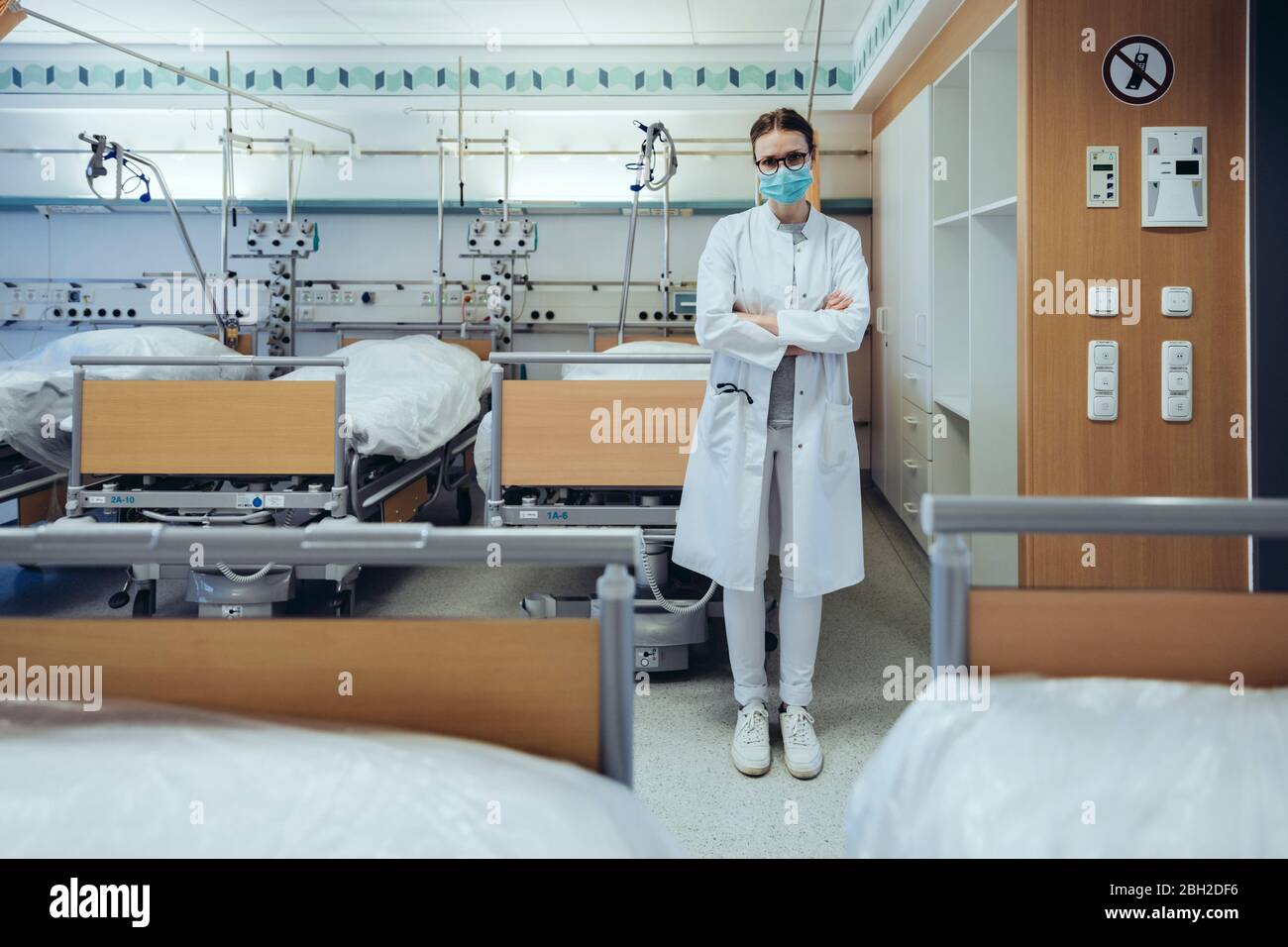 Pandemic portrait doctor hi-res stock photography and images - Alamy