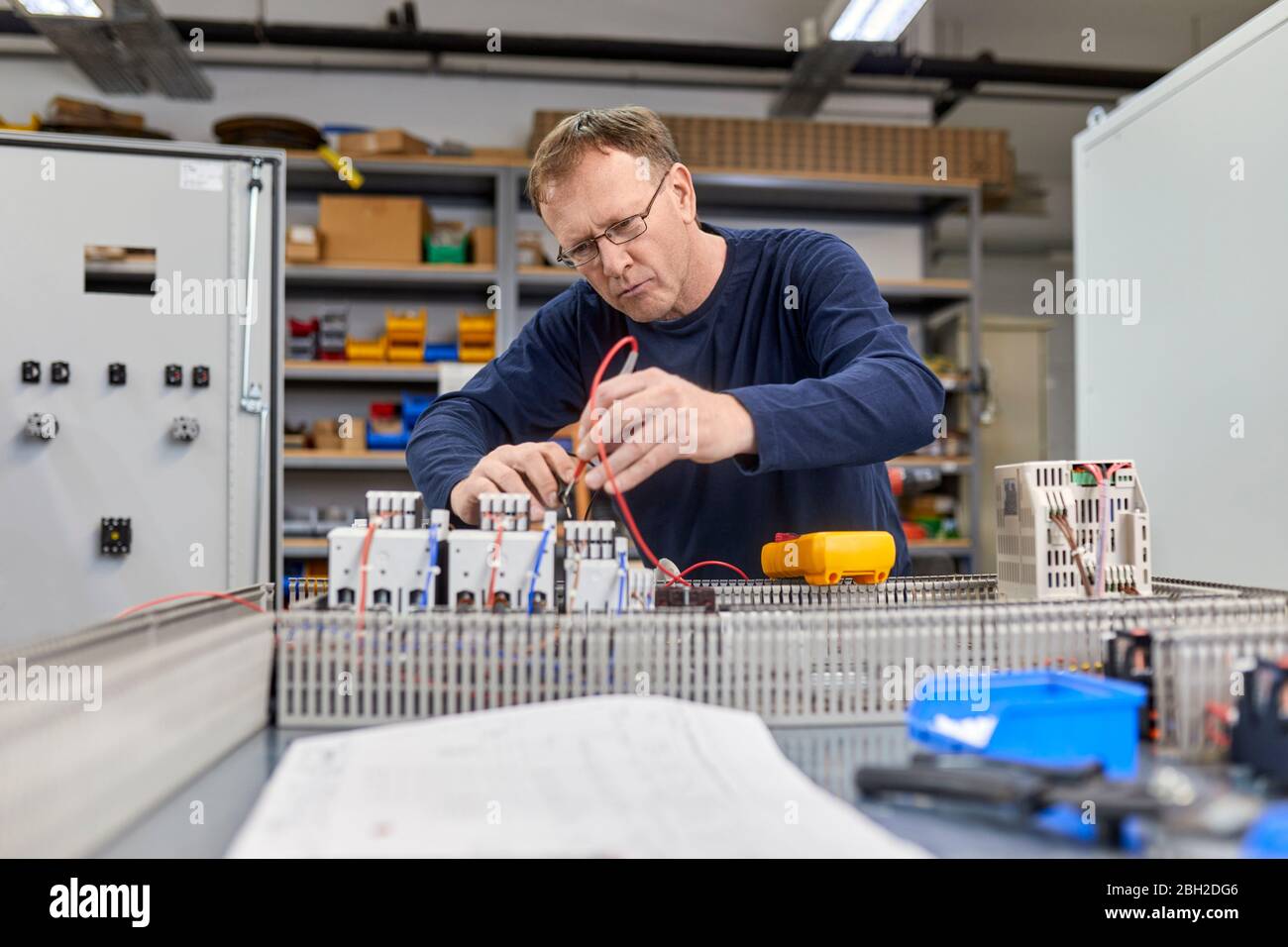 Electrician hi-res stock photography and images - Alamy