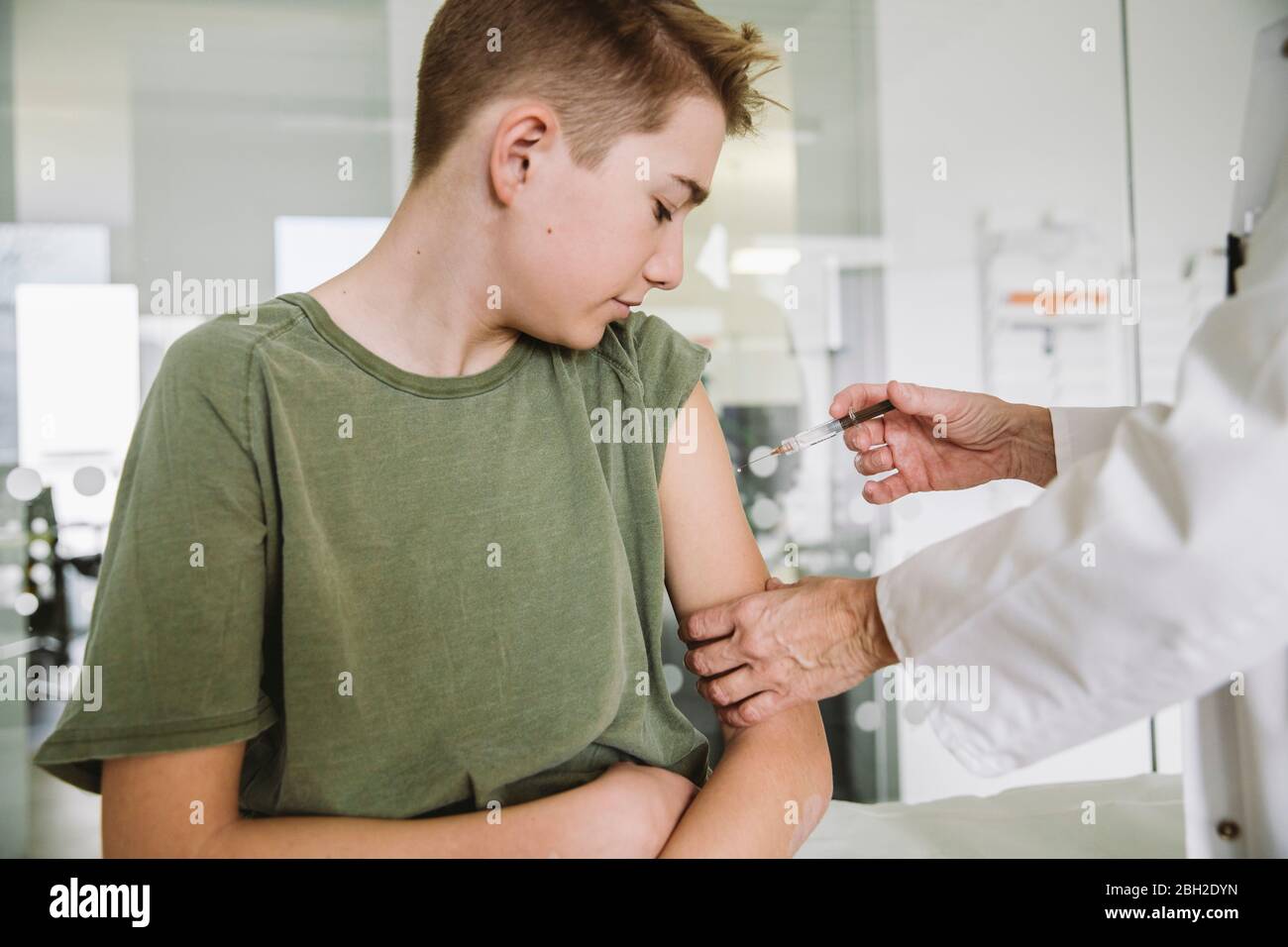 Syringe injecting arm hi-res stock photography and images - Alamy