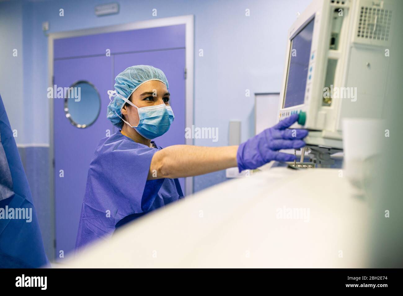 Operating room nurse checking screen Stock Photo - Alamy