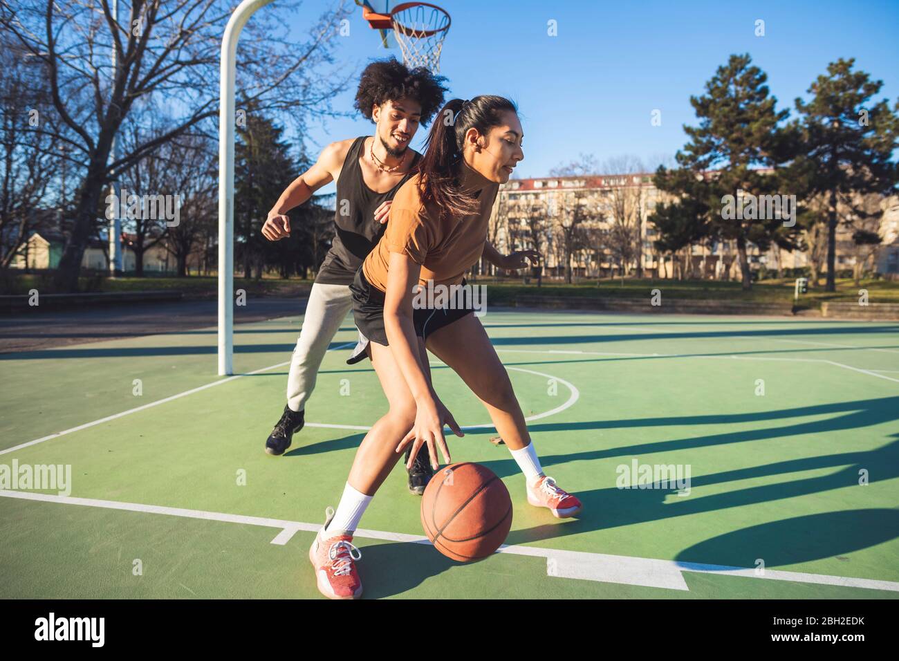 Man and woman playing basketball hi-res stock photography and images ...