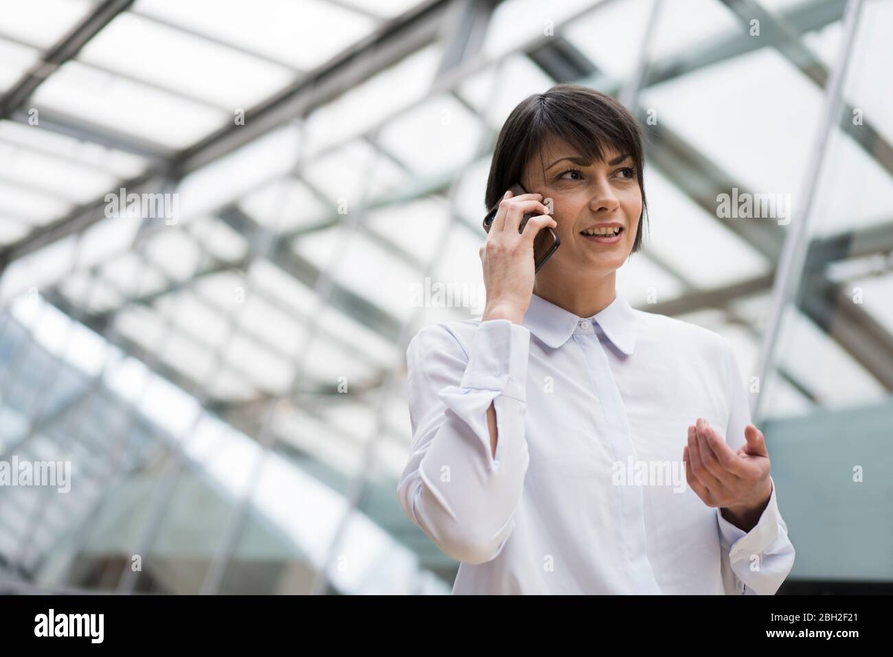 Office building atrium hi-res stock photography and images - Alamy