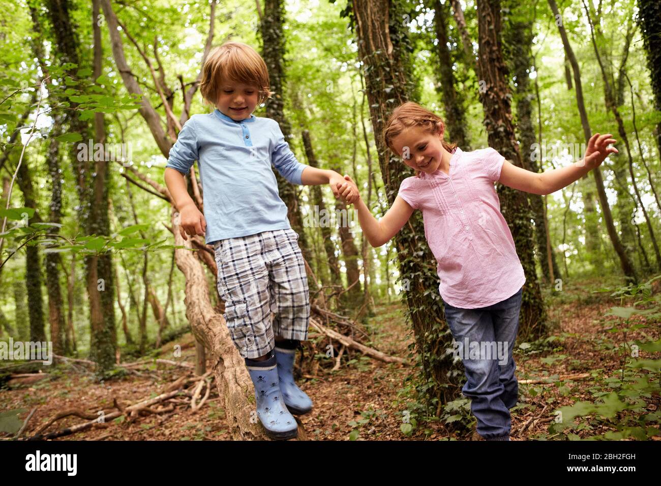 Children walking hi-res stock photography and images - Alamy