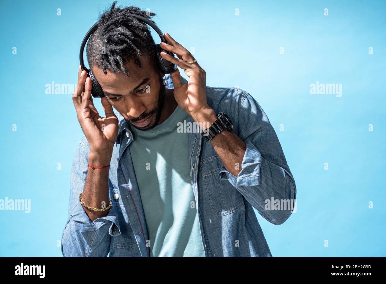 Focused young man headphones hi-res stock photography and images - Alamy