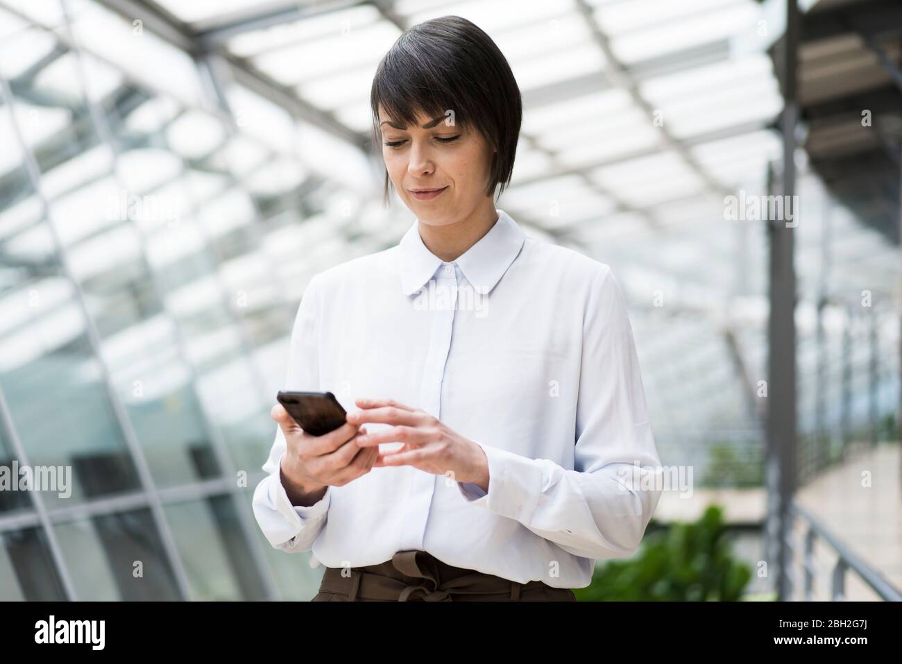Office building atrium hi-res stock photography and images - Alamy
