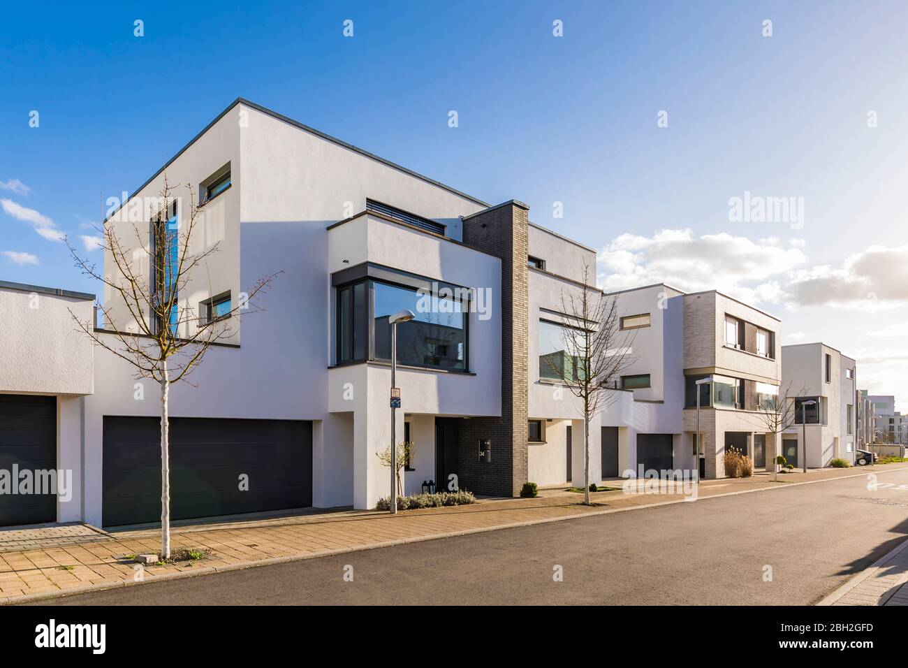 Modern suburb houses hi-res stock photography and images - Alamy