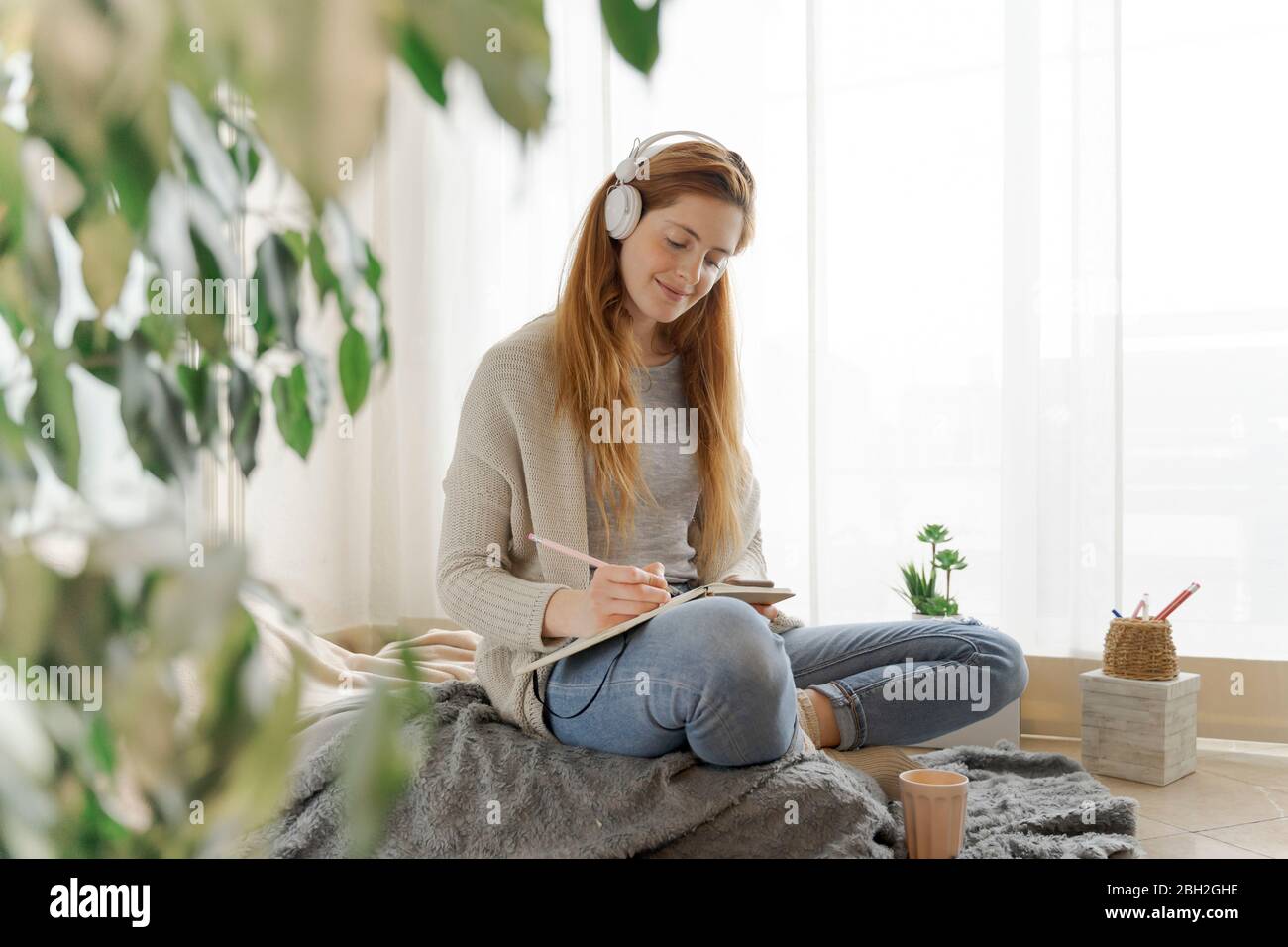 Person listening taking notes hi-res stock photography and images - Alamy