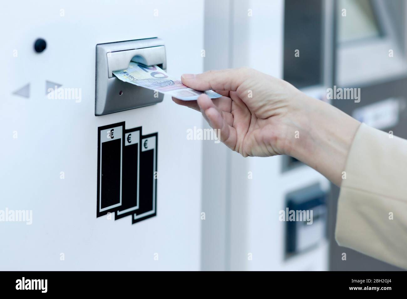 Hand banknote hi-res stock photography and images - Alamy