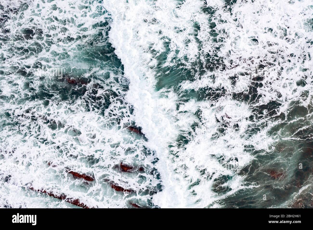 Overhead ocean waves hi-res stock photography and images - Alamy